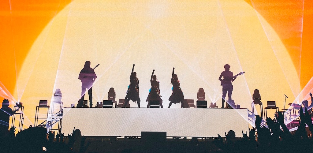 BABYMETAL主催フェス「FOX_FEST」に3万人集結、次世代メタル体現するコラボ実現 | Rolling Stone Japan ...